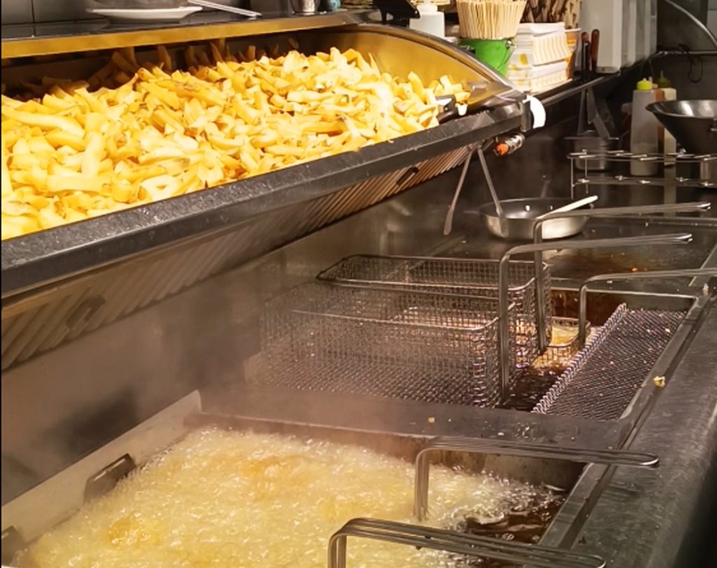Las Fritas: El Templo de las Patatas Fritas en BCN | VdVermut